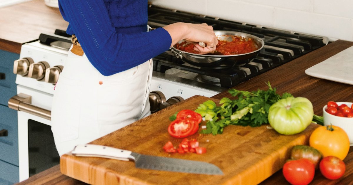 'In Mary's Kitchen' sneak peek: Apple cinnamon biscuit buns | Eat North